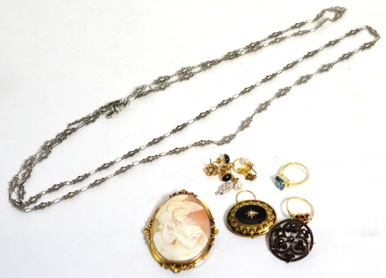 Lot 197 - A cameo brooch, depicting Hera and the Eagle;