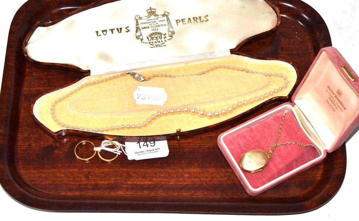 Lot 149 - Two 22ct gold wedding bands, a 9ct gold oval