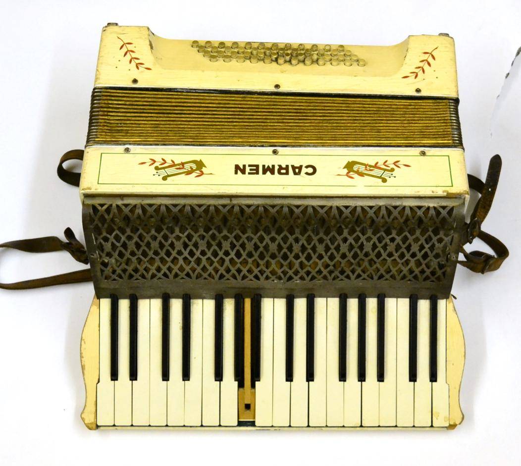 Lot 2156 - Piano Accordions (i) Hohner Verdi II with
