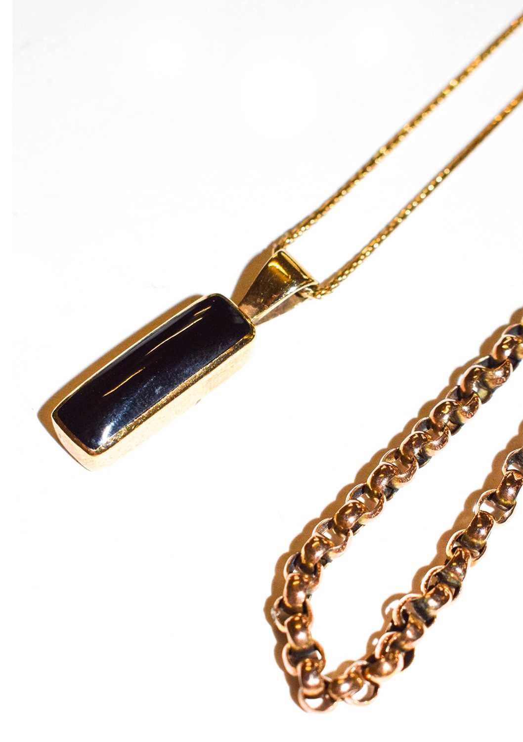 Lot 142 - A trace link chain, clasp stamped '375',