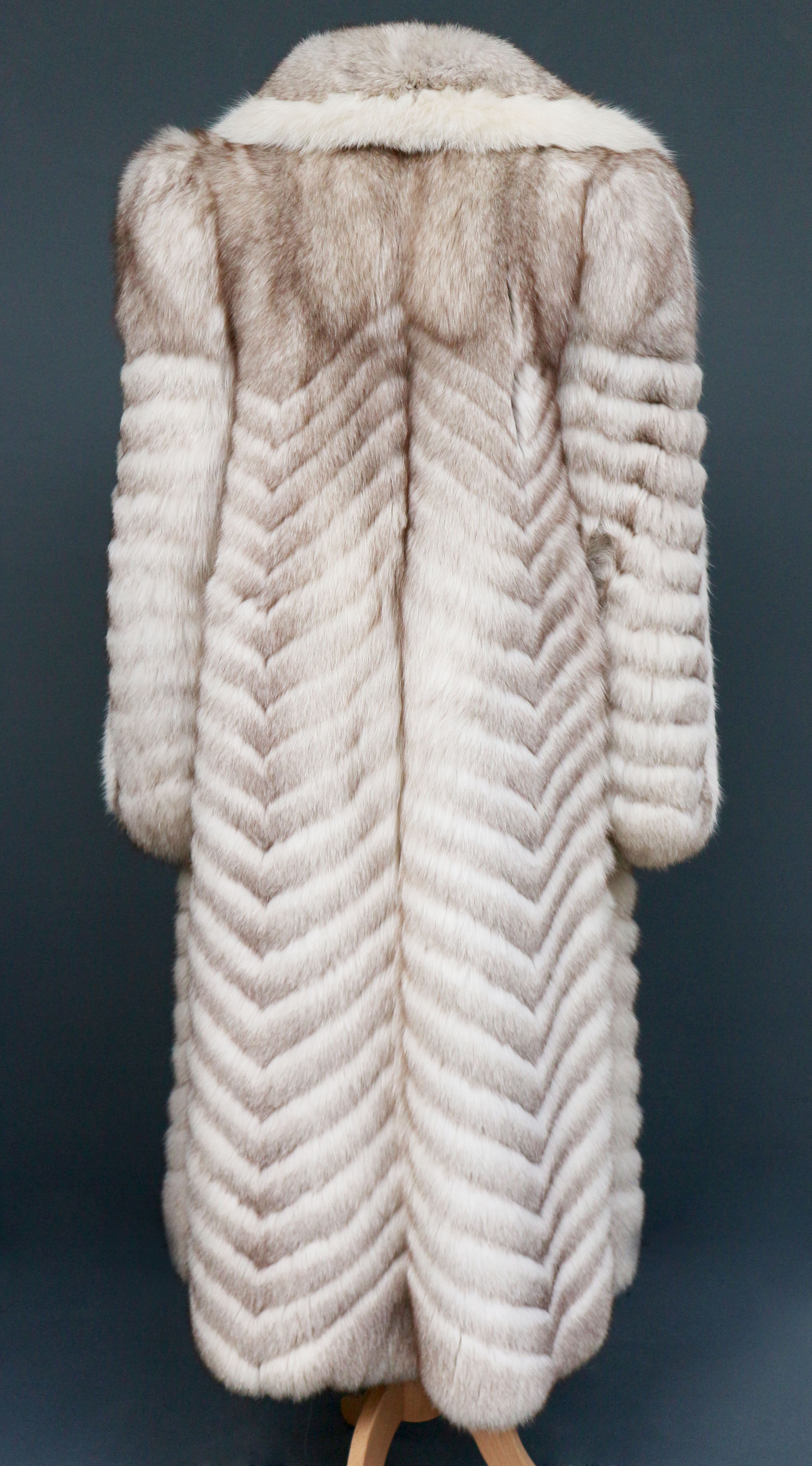 Lot 2132 - Ross Furriers, Leeds Long Silver Fox Fur