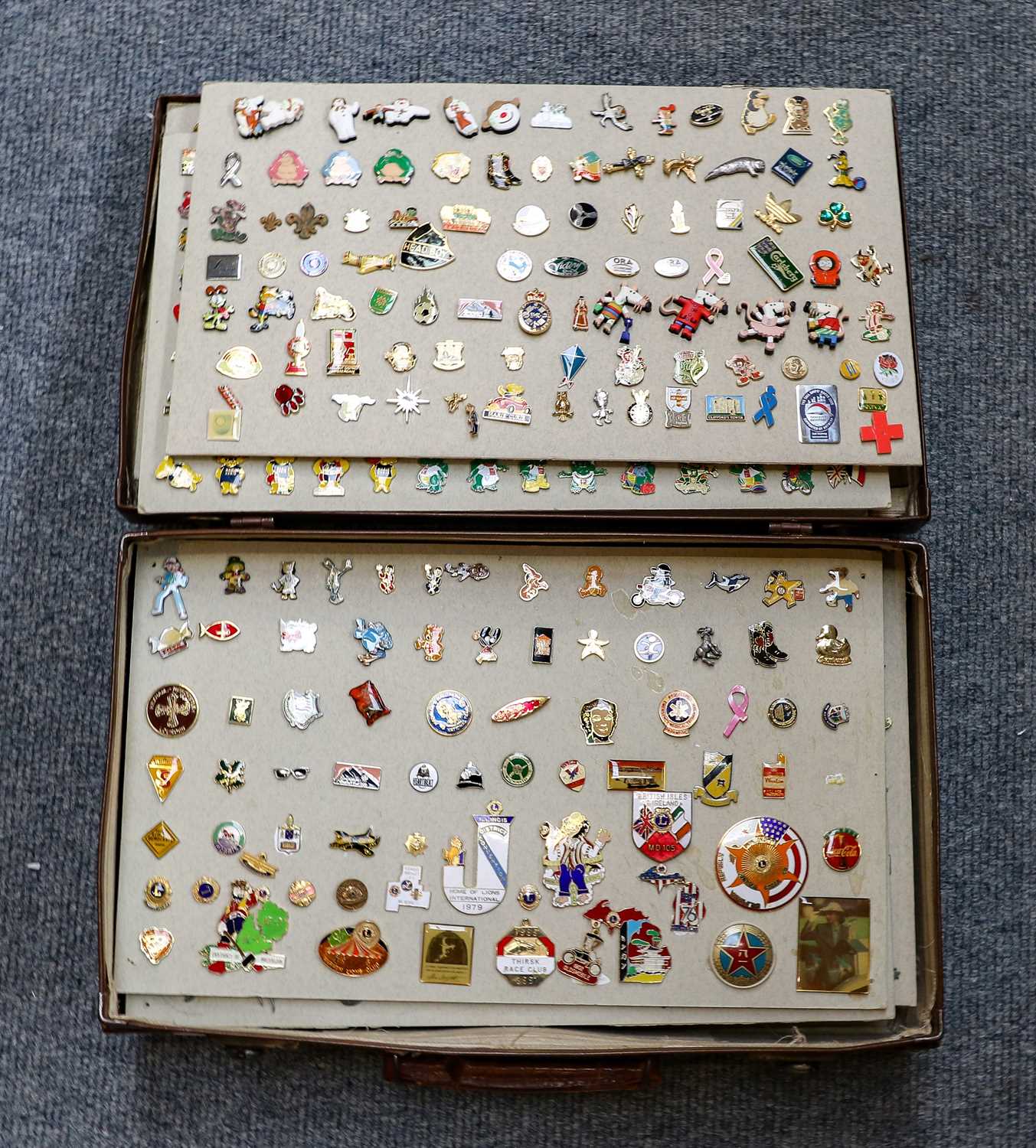 Lot 425 - A large quantity of collectors pin badges,