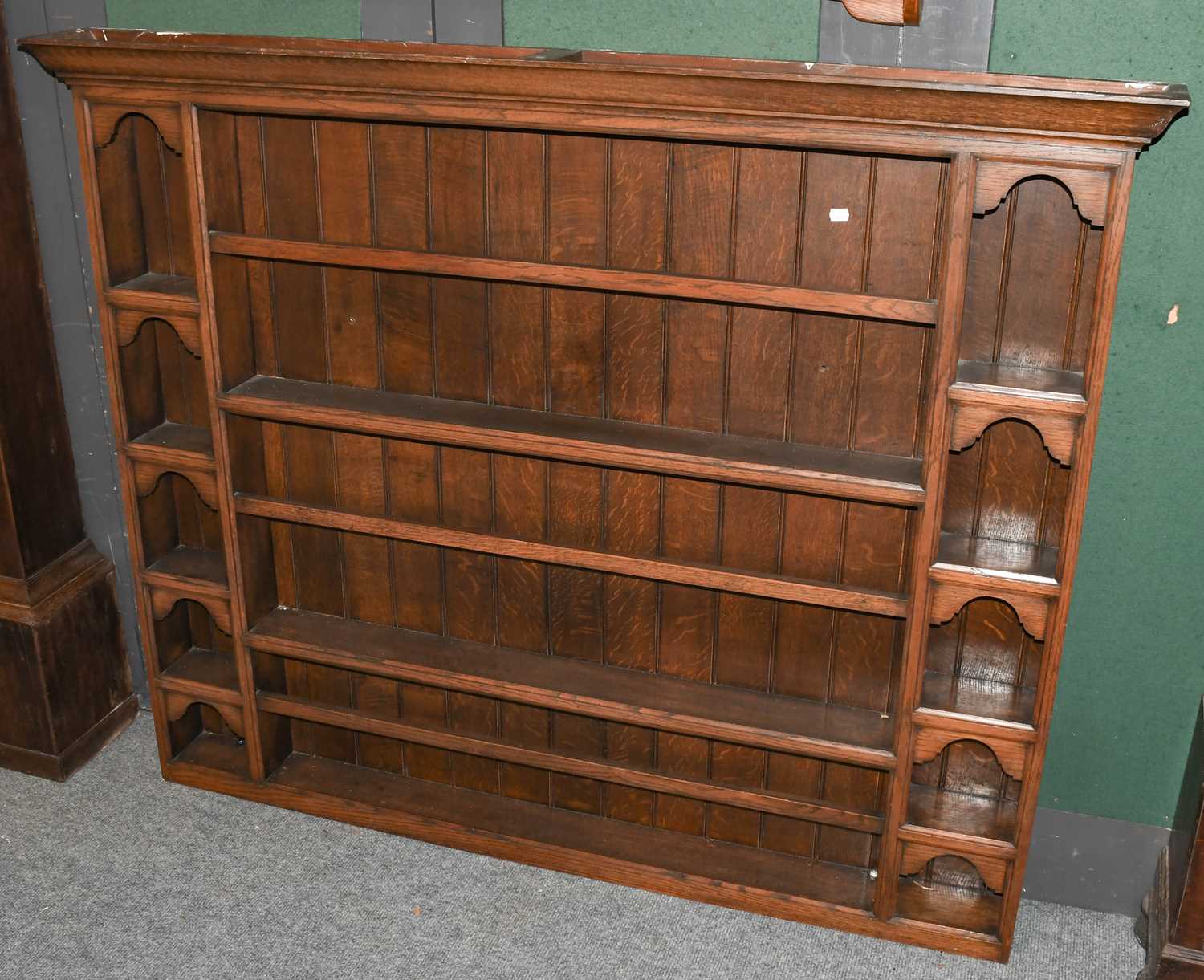 Lot 1396 - A 20th century oak Delft rack, 159cm by