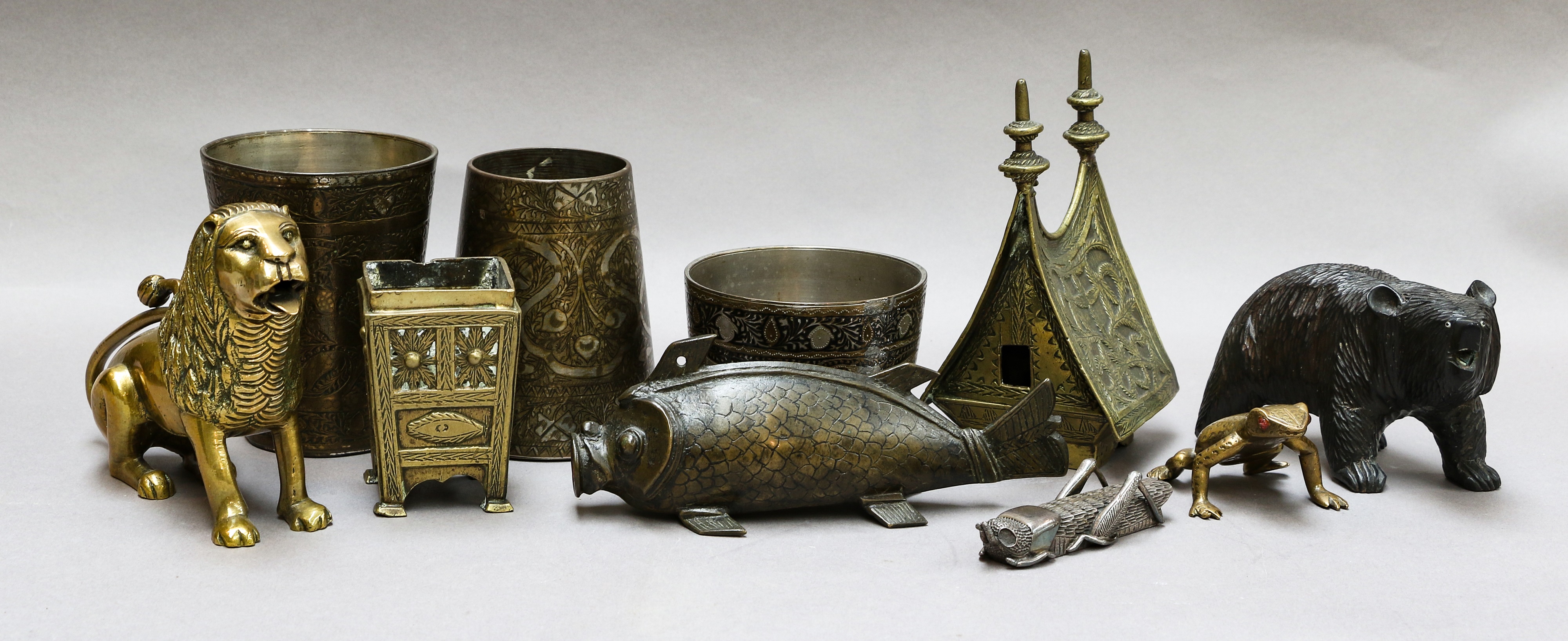 Lot 147 - A quantity of ornamental items including a