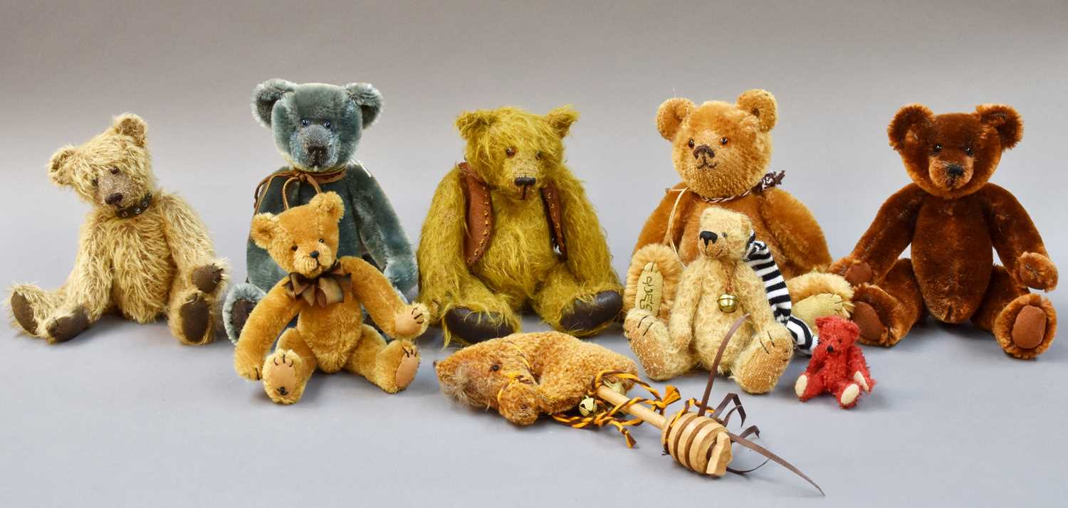 Lot 300 - Eight Modern Small and Miniature Collectors