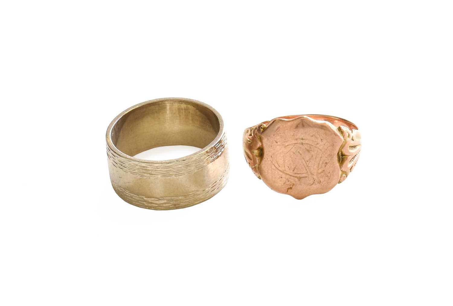 Lot 1088 - A 9 Carat Gold Signet Ring, finger size L;