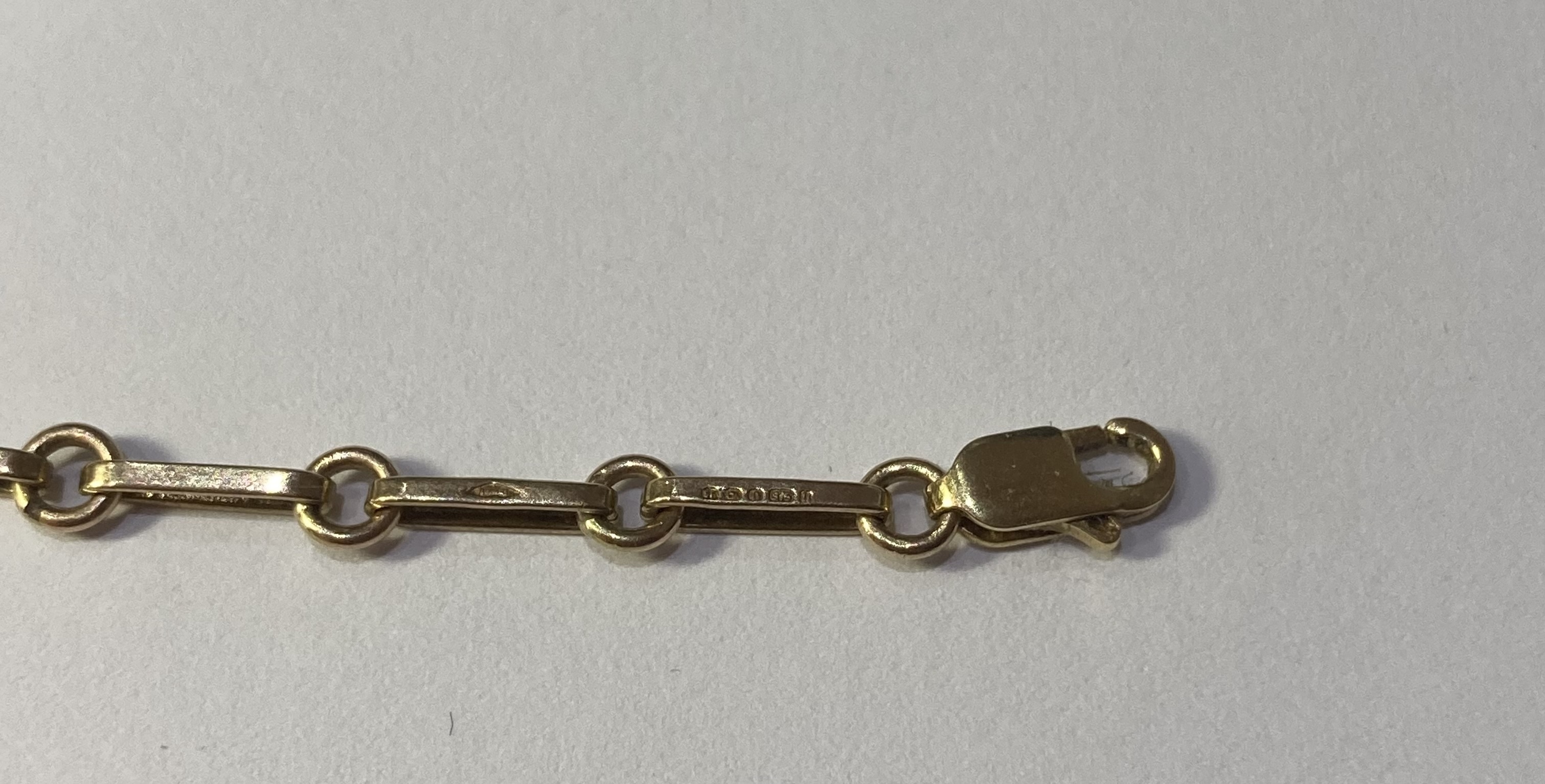 Lot 242 - A 9 Carat Gold Chain, formed of rectangular