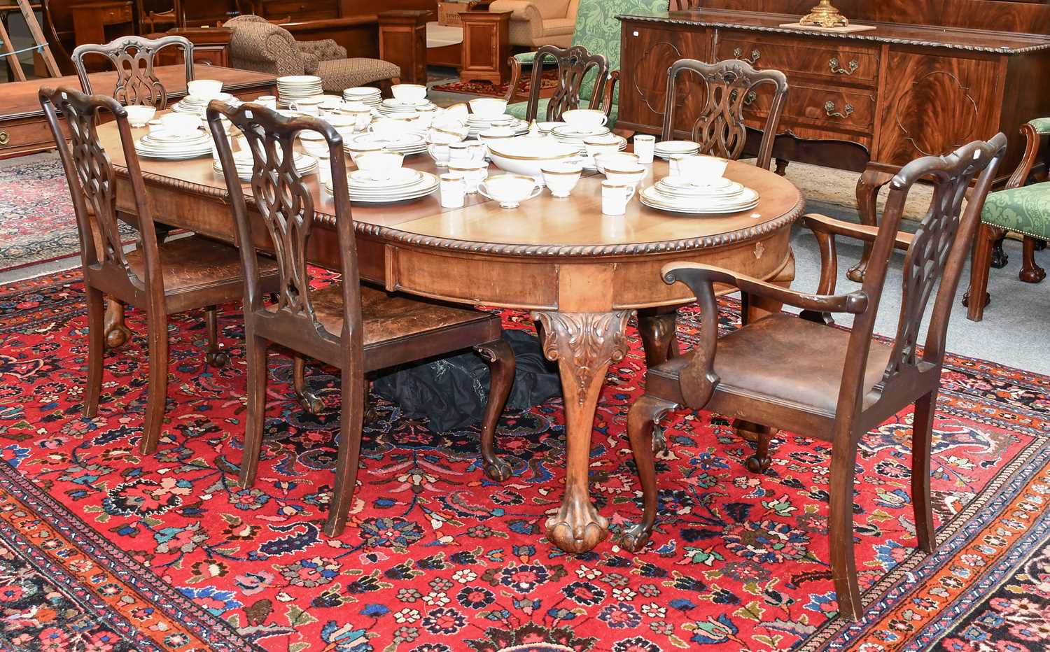 Lot 1282 - A Reproduction Mahogany Extending Dining