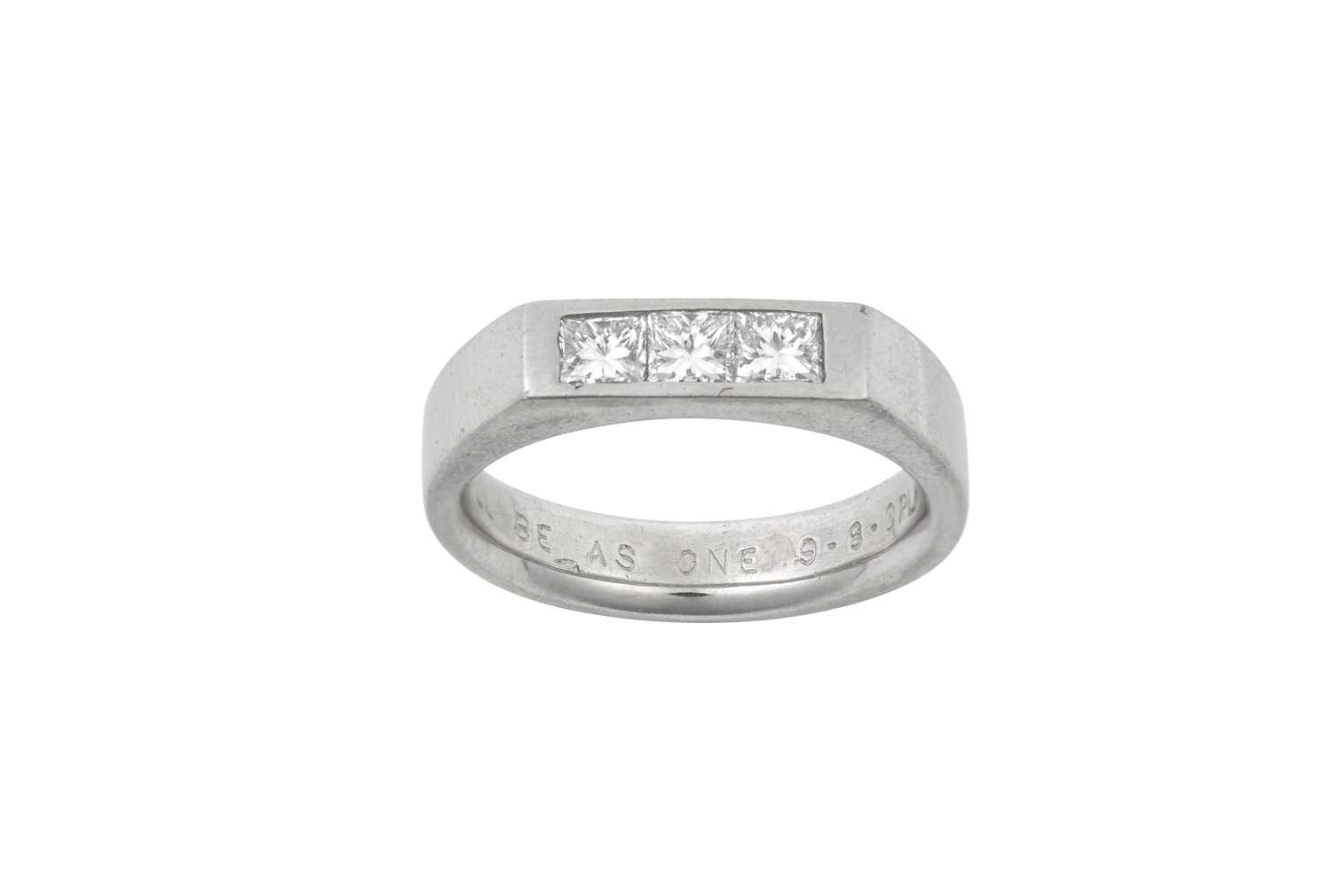 Lot 1015 - A Diamond Ring, three princess cut diamonds
