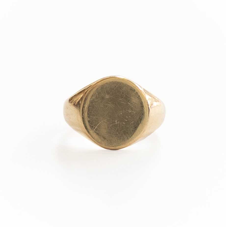 Lot 326 - A 9 Carat Gold Signet Ring, finger size R1/2