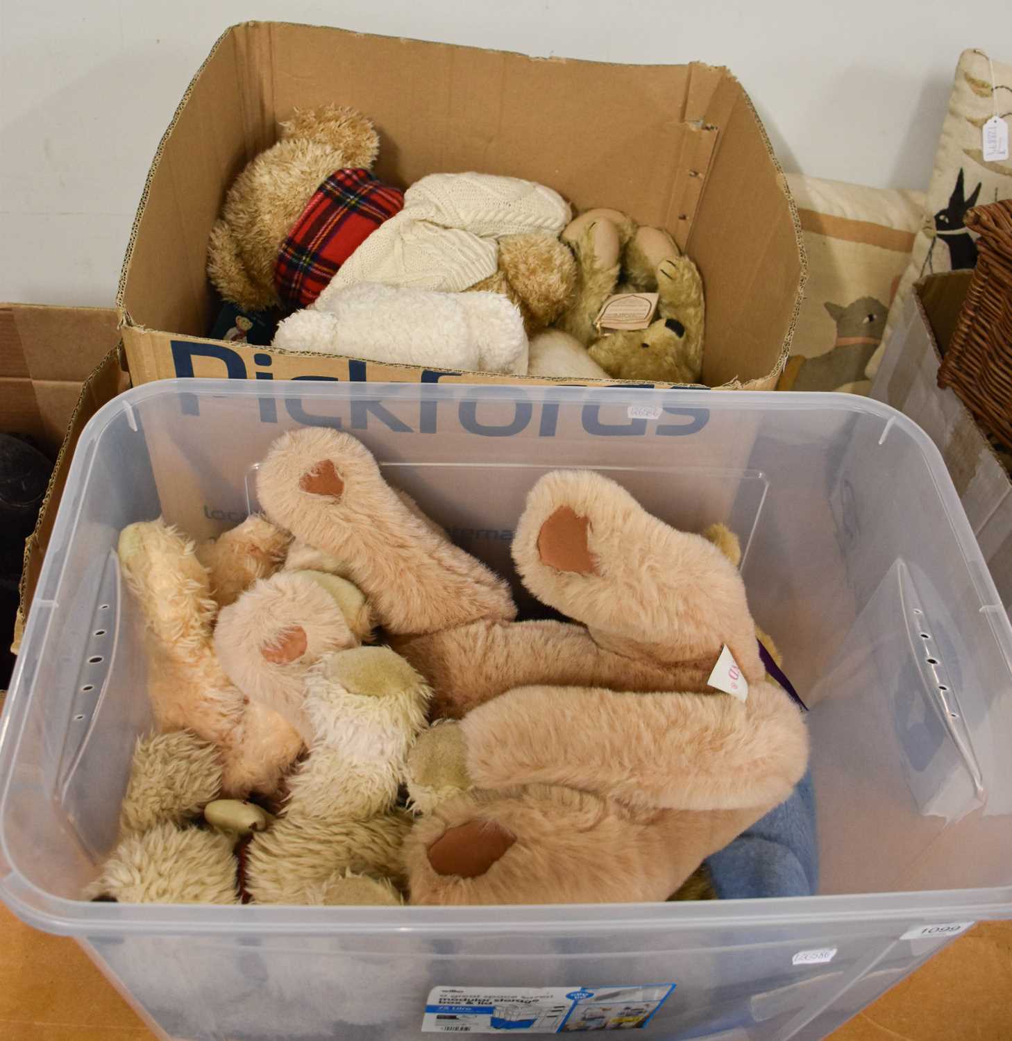 Lot 1099 - Modern Teddy Bears, including a Steiff bear,