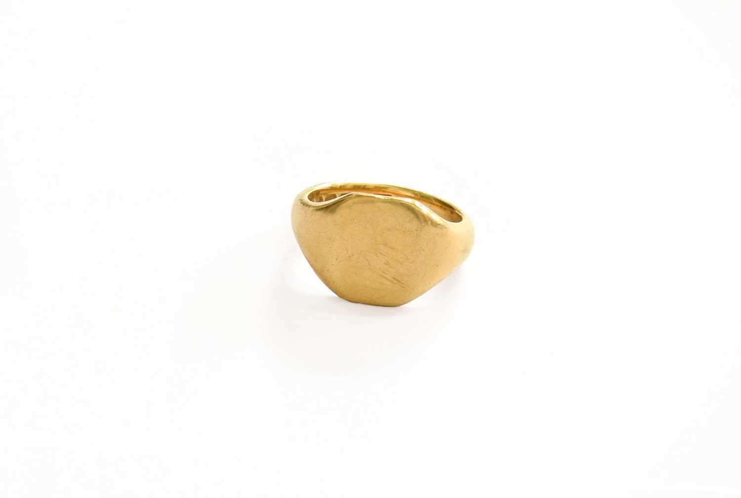 Lot 416 - An 18 Carat Gold Signet Ring, finger size H