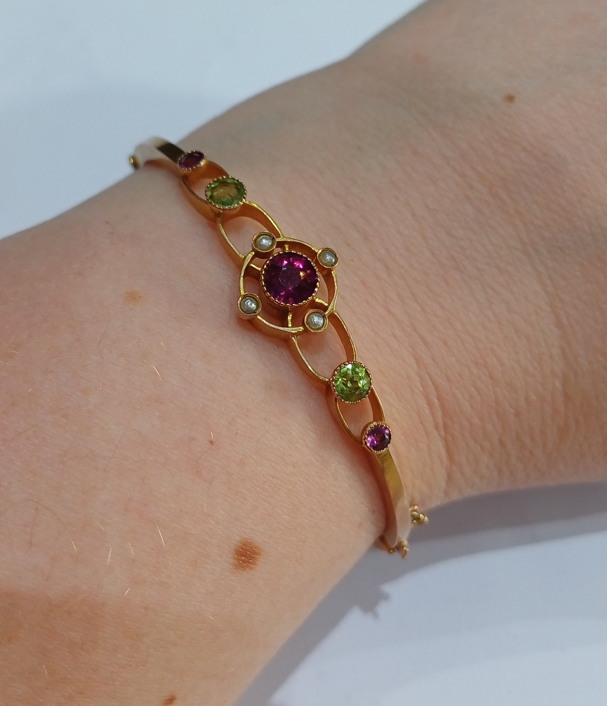 Lot 2379 - A Garnet, Peridot and Split Pearl Hinged