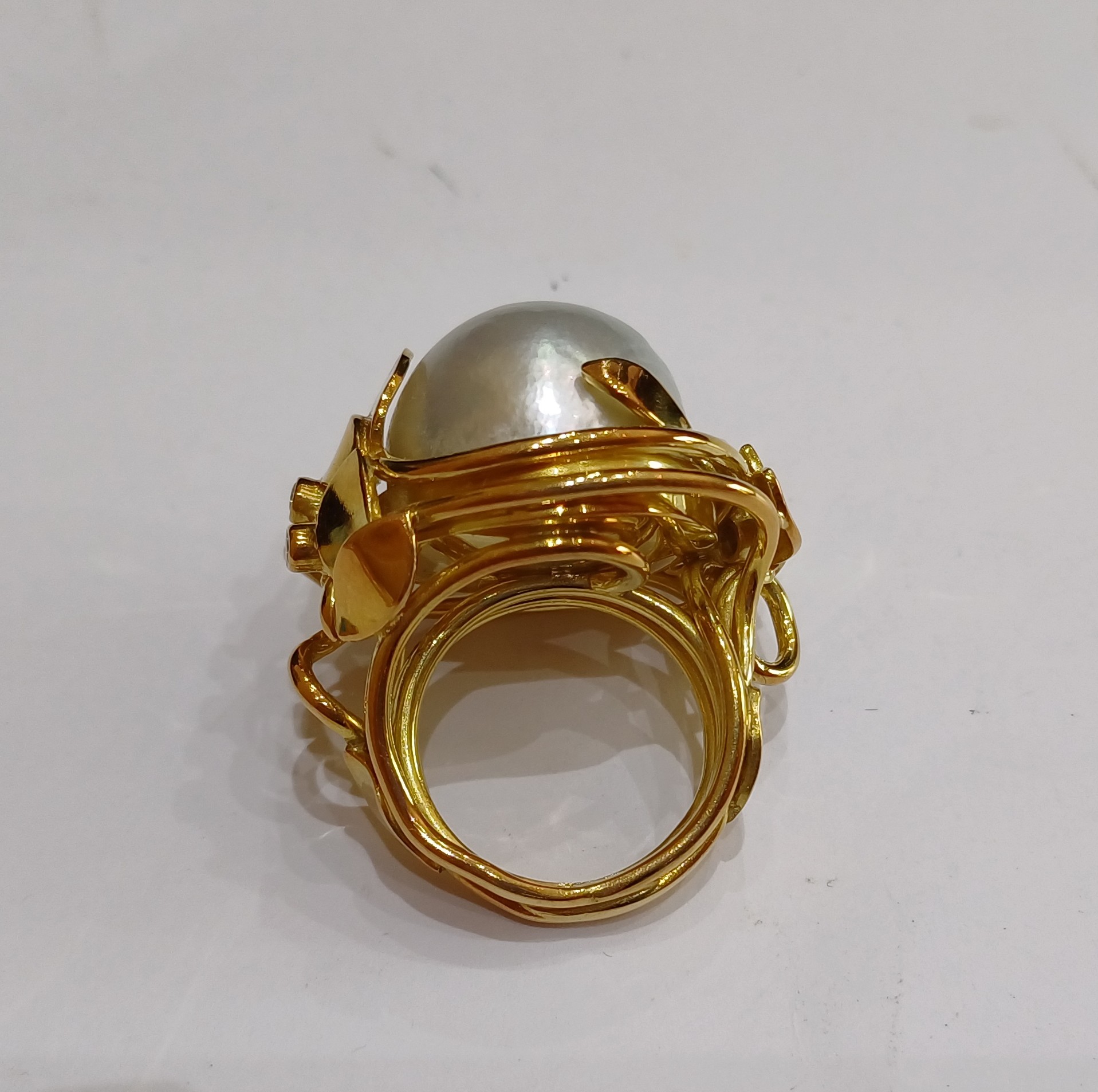 Lot 2262 - An 18 Carat Gold Mabe Pearl and Diamond