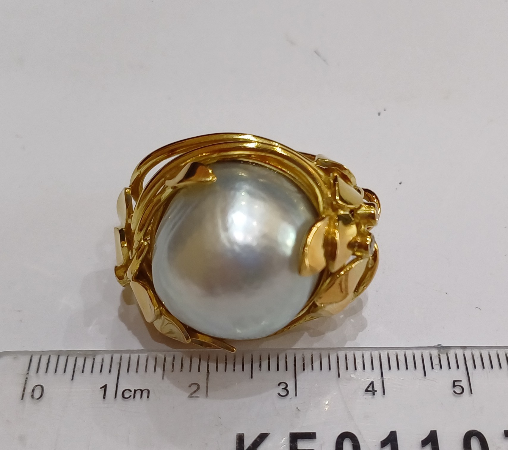 Lot 2262 - An 18 Carat Gold Mabe Pearl and Diamond