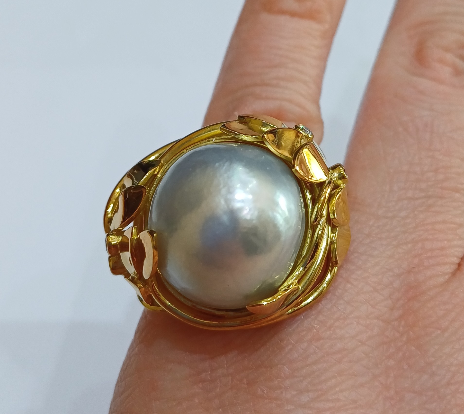 Lot 2262 - An 18 Carat Gold Mabe Pearl and Diamond