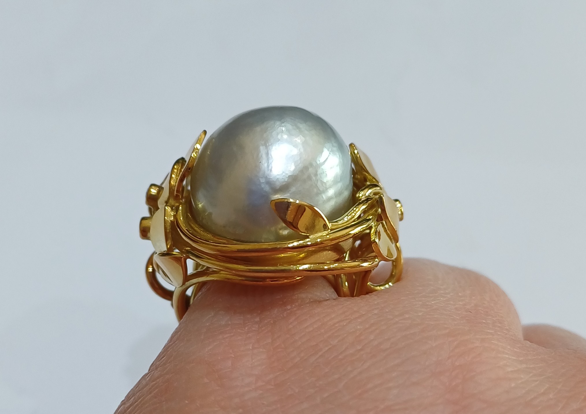 Lot 2262 - An 18 Carat Gold Mabe Pearl and Diamond