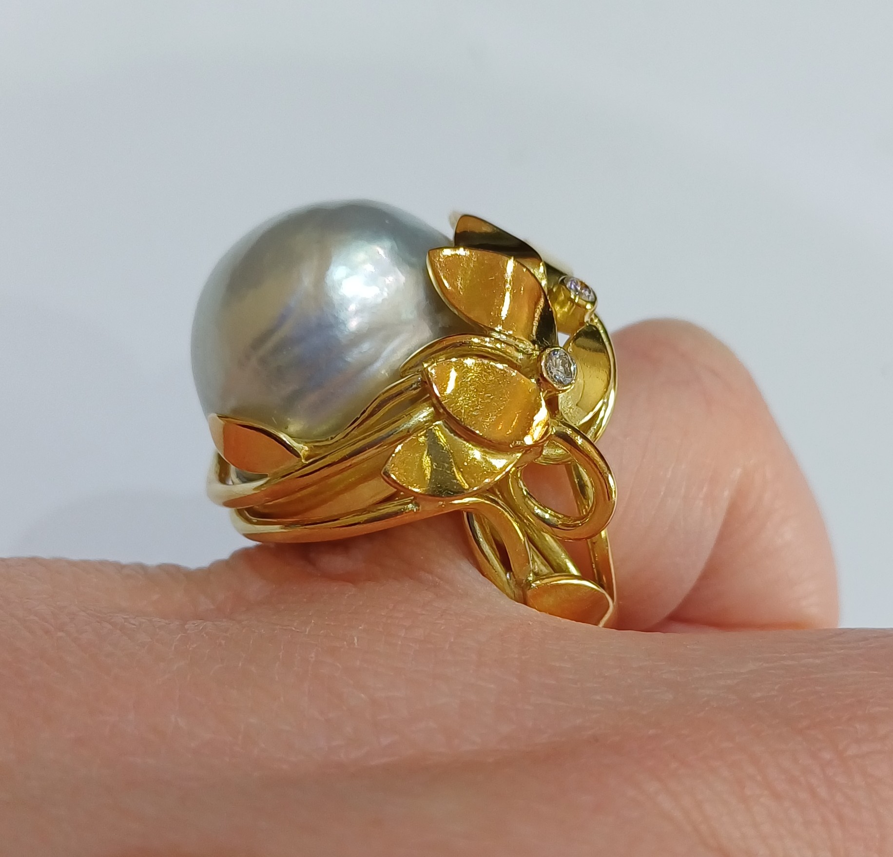 Lot 2262 - An 18 Carat Gold Mabe Pearl and Diamond