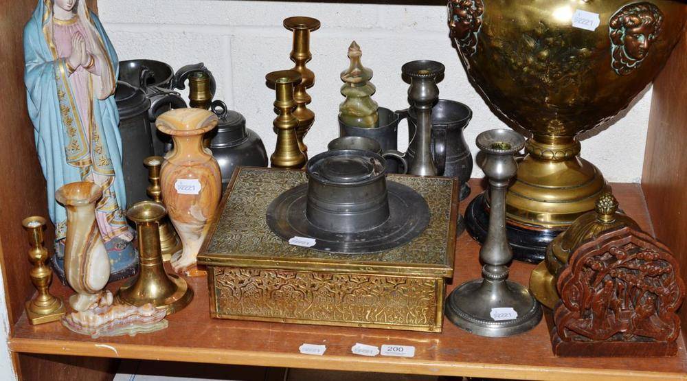 Lot 200 - A shelf of ornamental items including brass