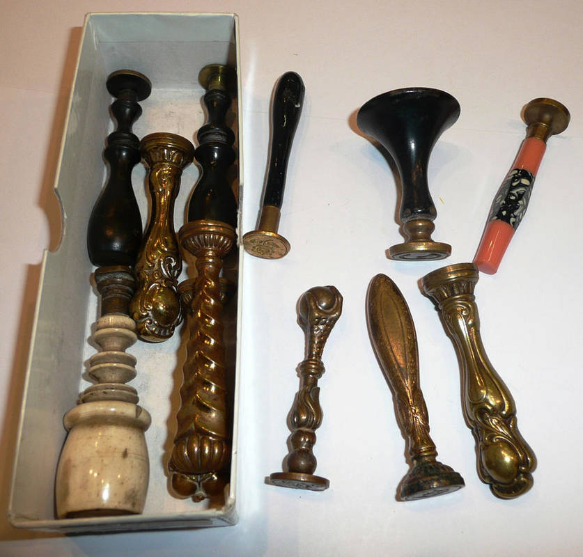 Lot 266 - A collection of twelve assorted seals