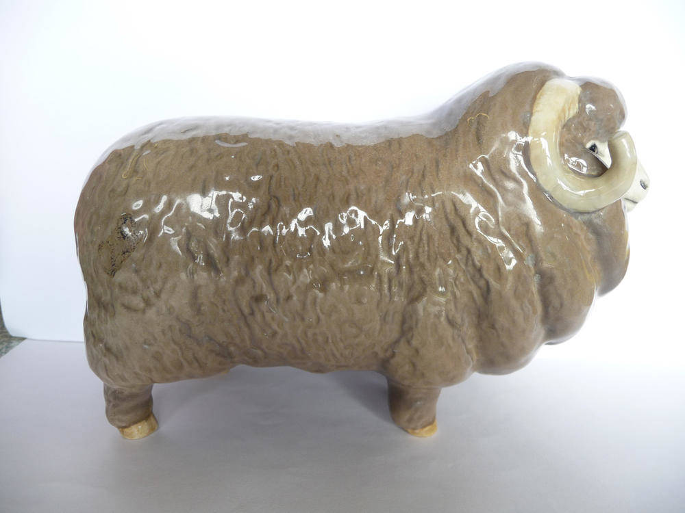 Lot 1132 - Beswick Merino Ram, model No.1917, grey