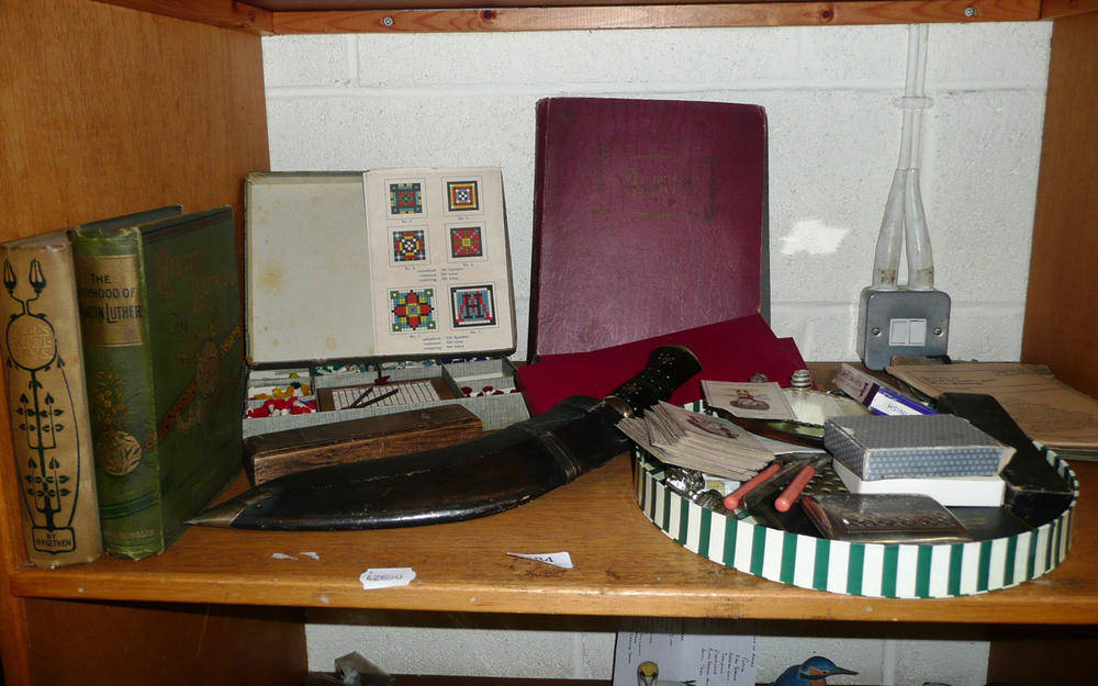 Lot 284 - A shelf of collectors items including a