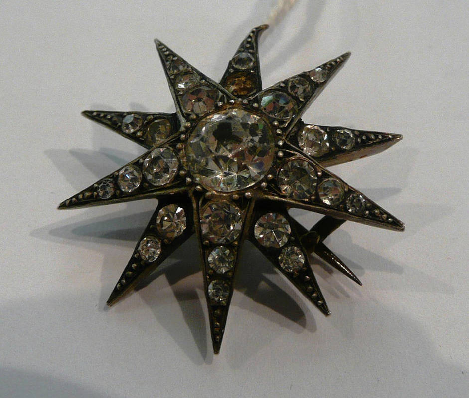Lot 375 - A paste star brooch