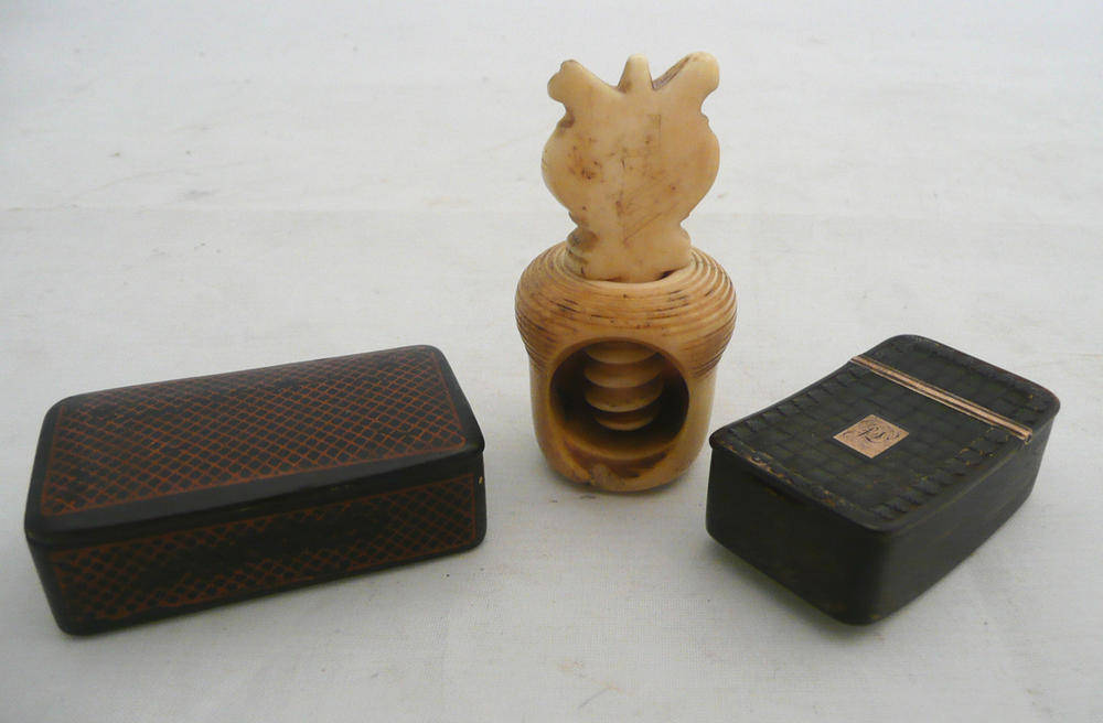 Lot 79 - A small snuff box with gilt hinge and