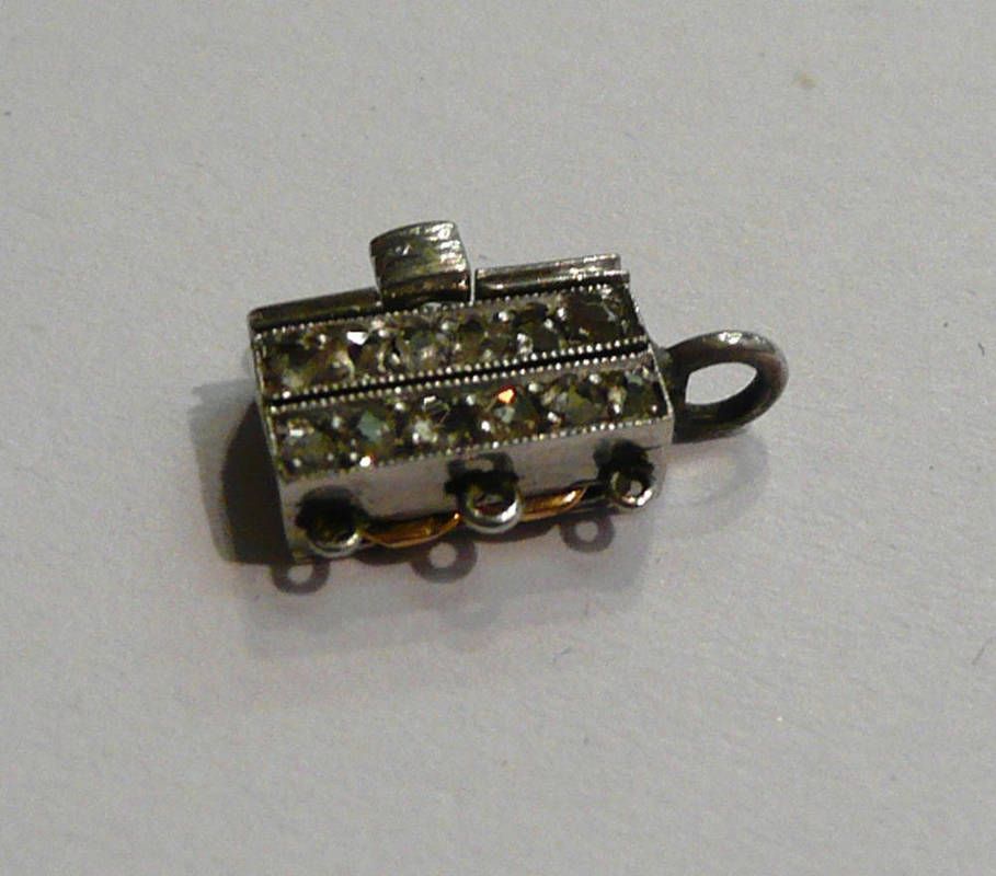 Lot 41 - Diamond necklace snap