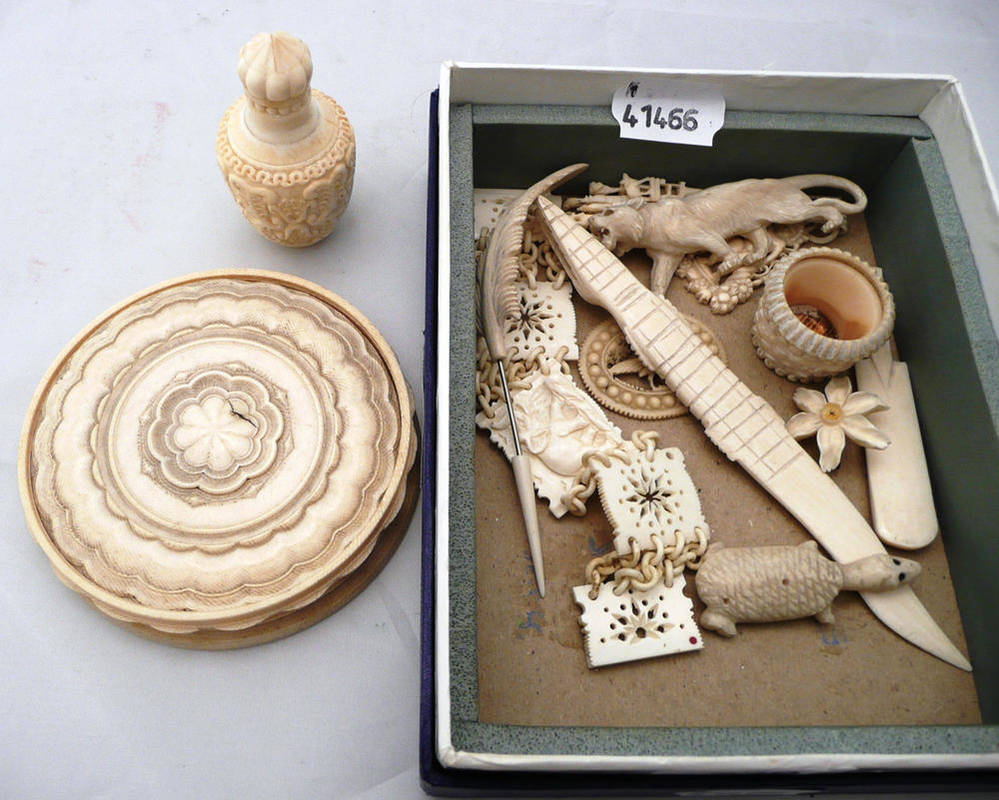 Lot 239 - An 18th century turned ivory snuff box and