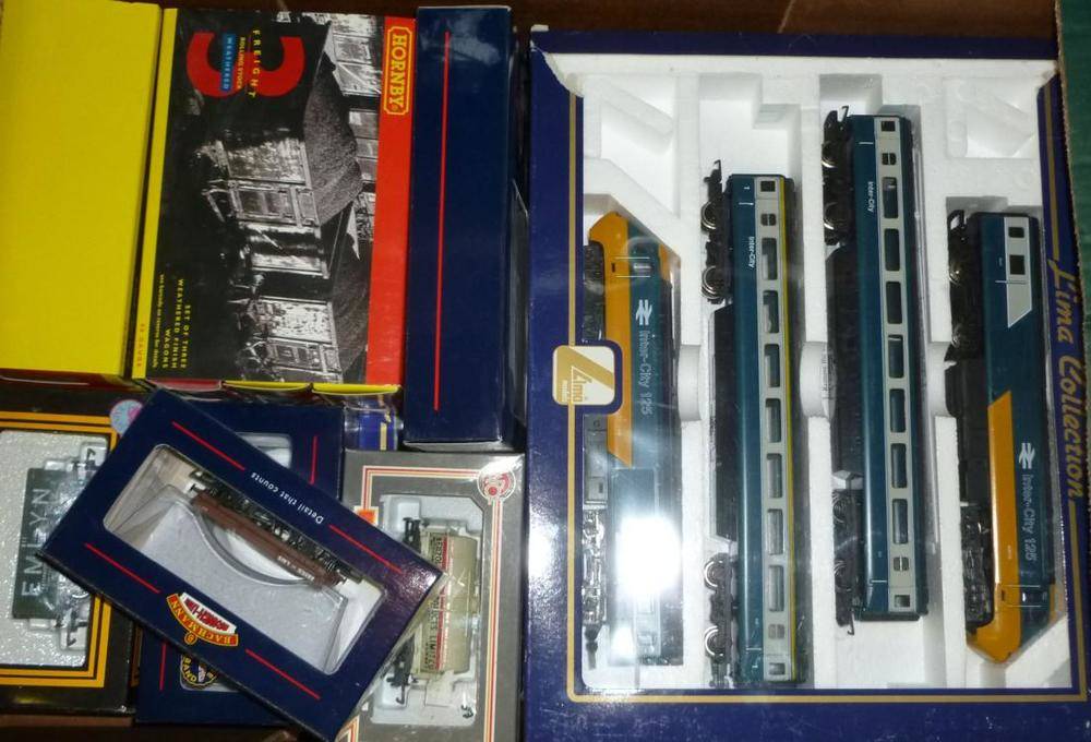Lot 1018 - A Collection of Boxed 'OO' Gauge Trains,
