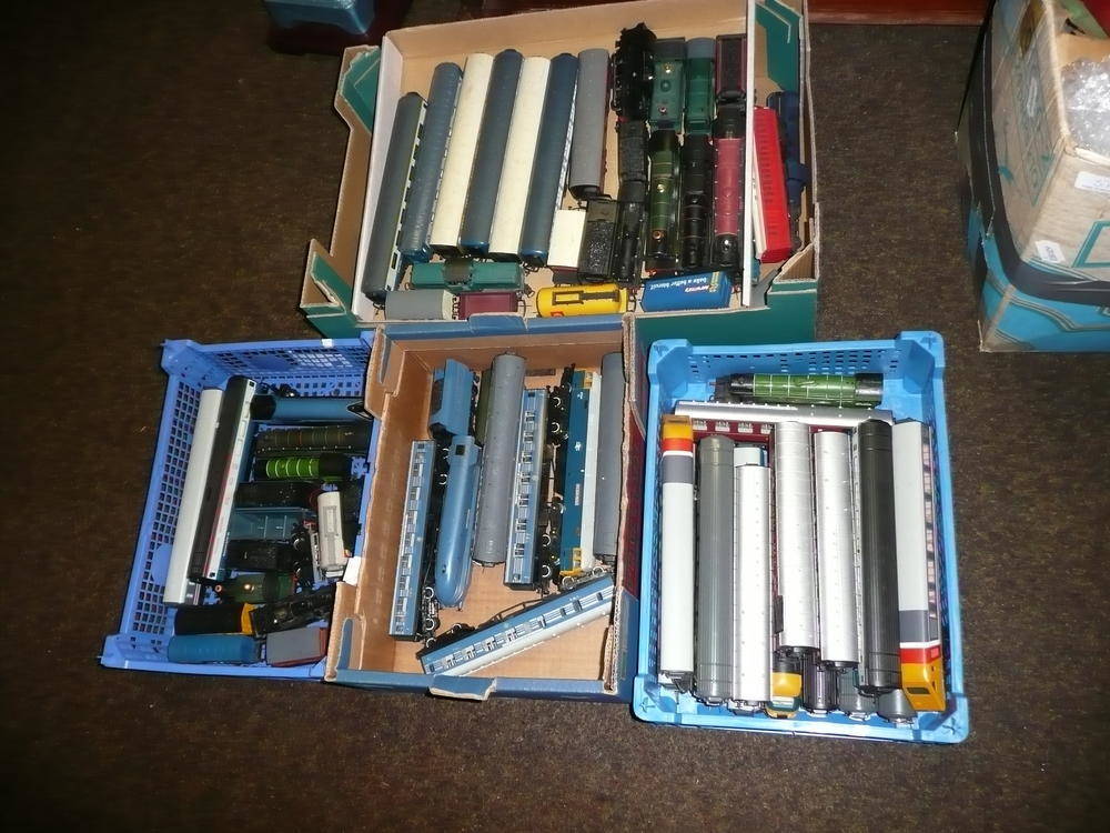 Lot 39 - A Collection of Unboxed '00' Gauge Trains and