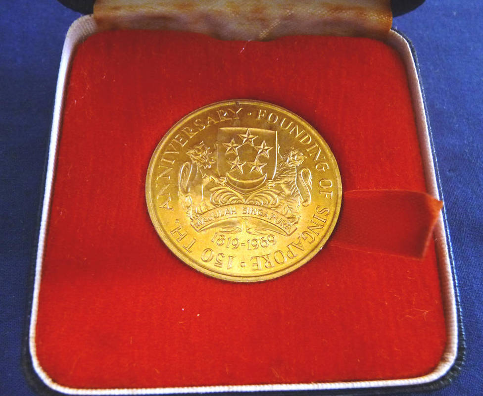 Lot 65 - Singapore, Gold 150 Dollars 1969 "150th