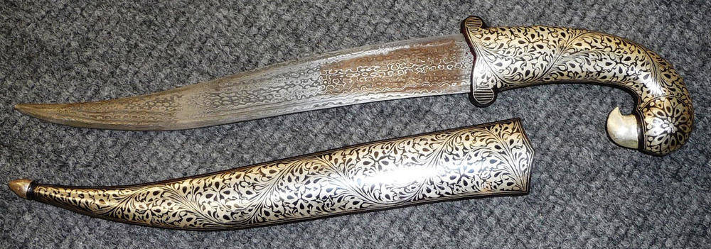 Lot 256 - An Indian Dagger, with curved damascened