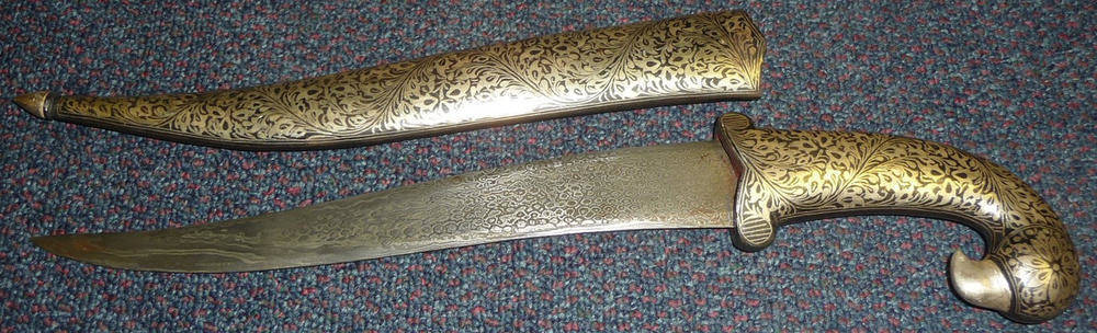 Lot 184 - An Indian Dagger, with curved damascened