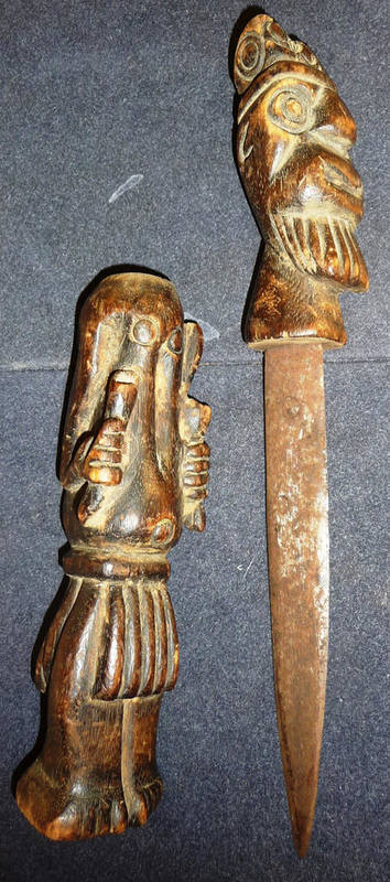 Lot 230 - A West African Dagger, with double edge