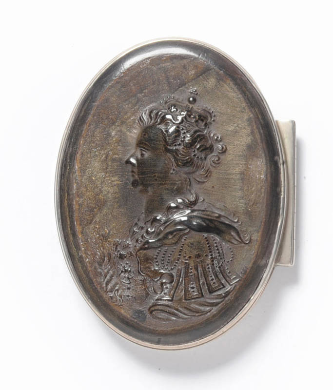 Lot 222 - A Silver and Pressed Tortoiseshell Queen