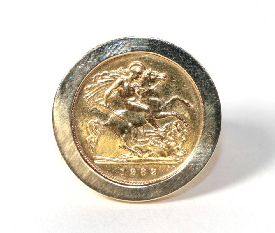 Lot 325 - A 9 carat gold 1982 half sovereign ring,