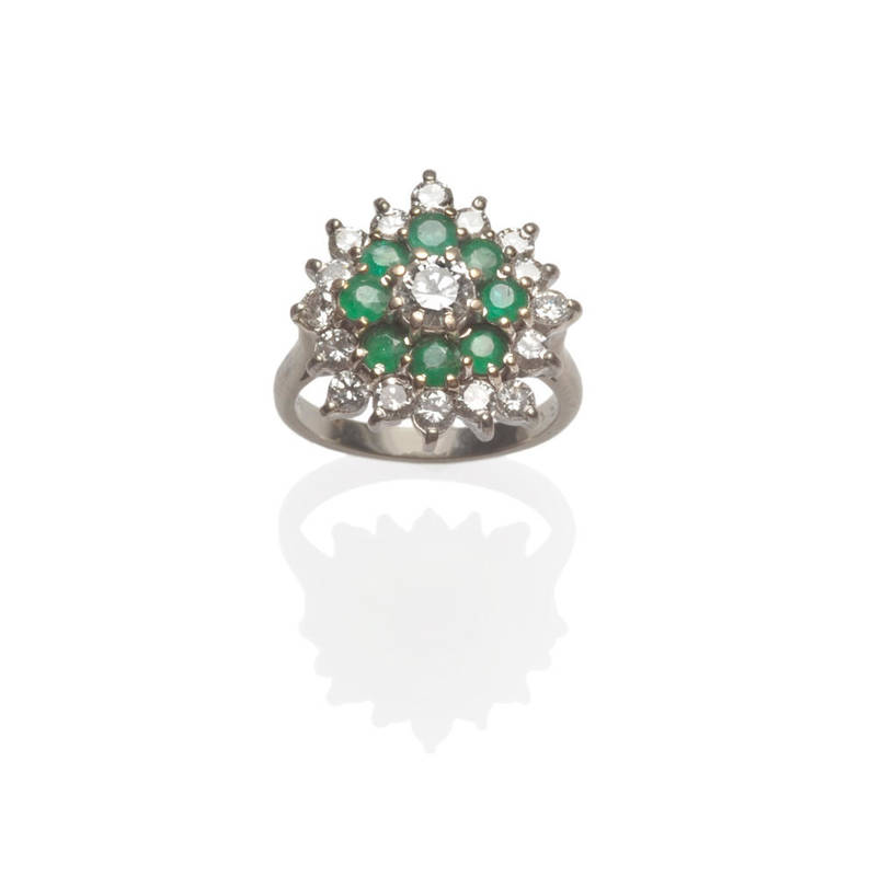 Lot 533 - An Diamond and Emerald Cluster Ring, a round