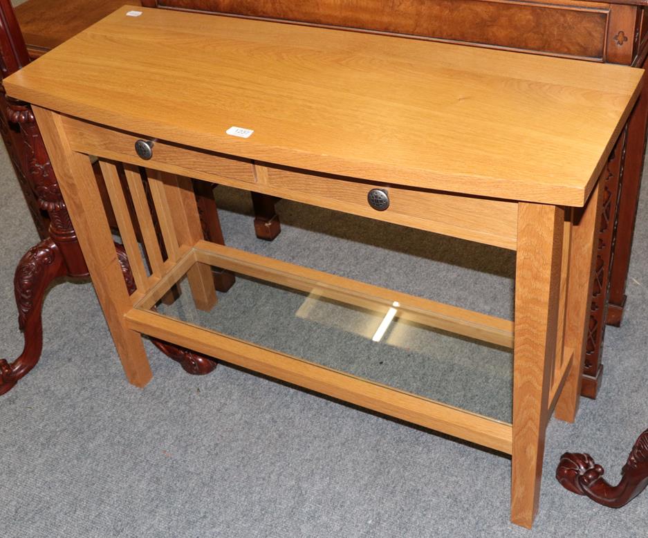 Lot 1237 - A Treske Furniture bespoke solid oak