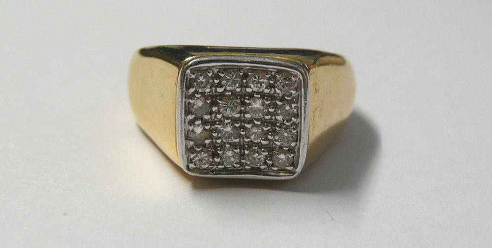 Lot 635 - An 18 Carat Gold Diamond Grid Form Ring,