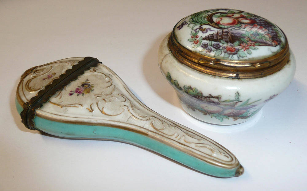 Lot 913 - A German Porcelain Snuff Box and Replacement