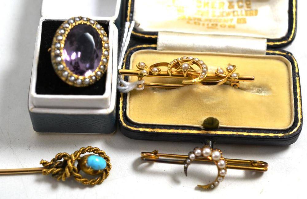 Lot 207 - An oval amethyst and seed pearl cluster